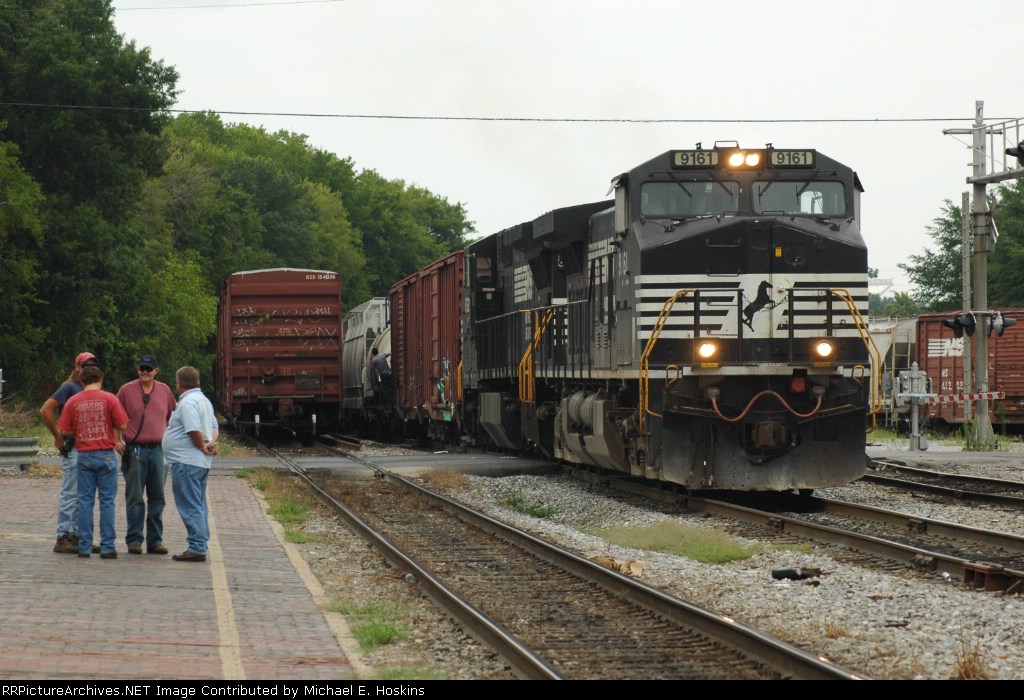 NS 9161 and crew await a meet